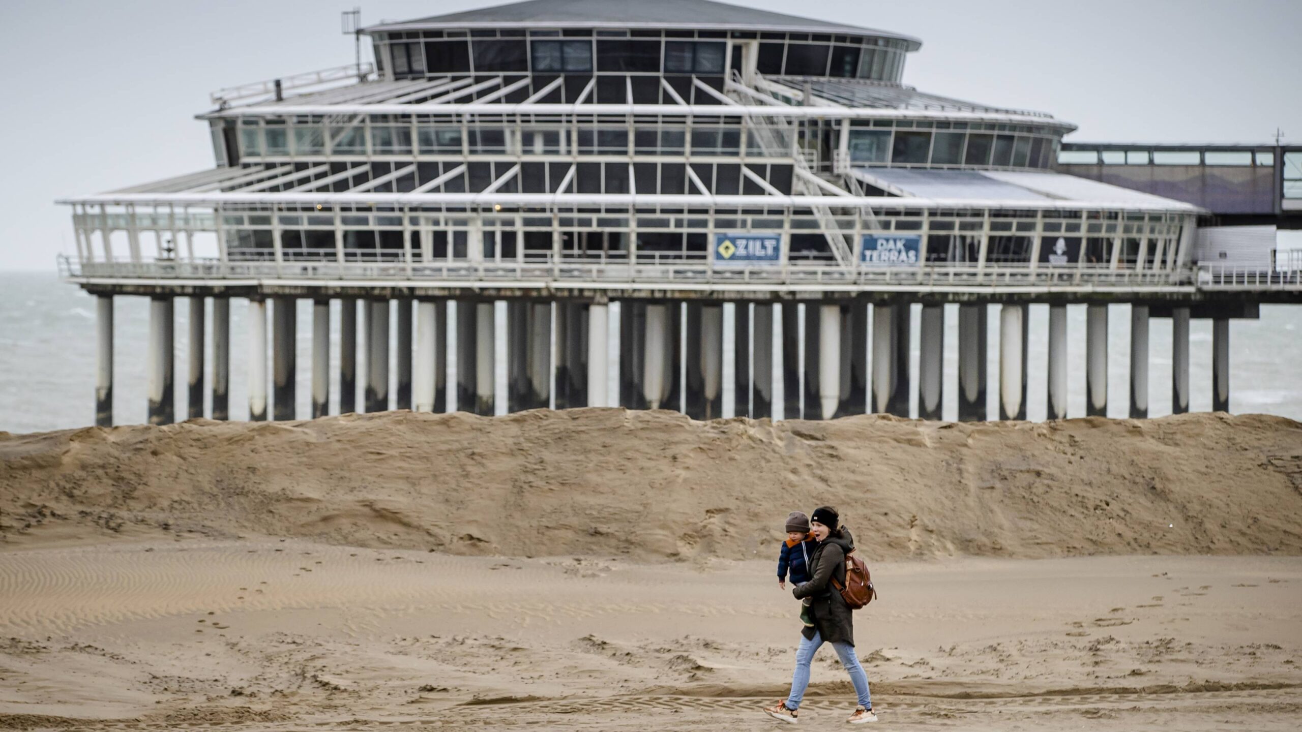 Ontdek De Pier van Scheveningen: Een Icoon aan de Nederlandse Kust ...